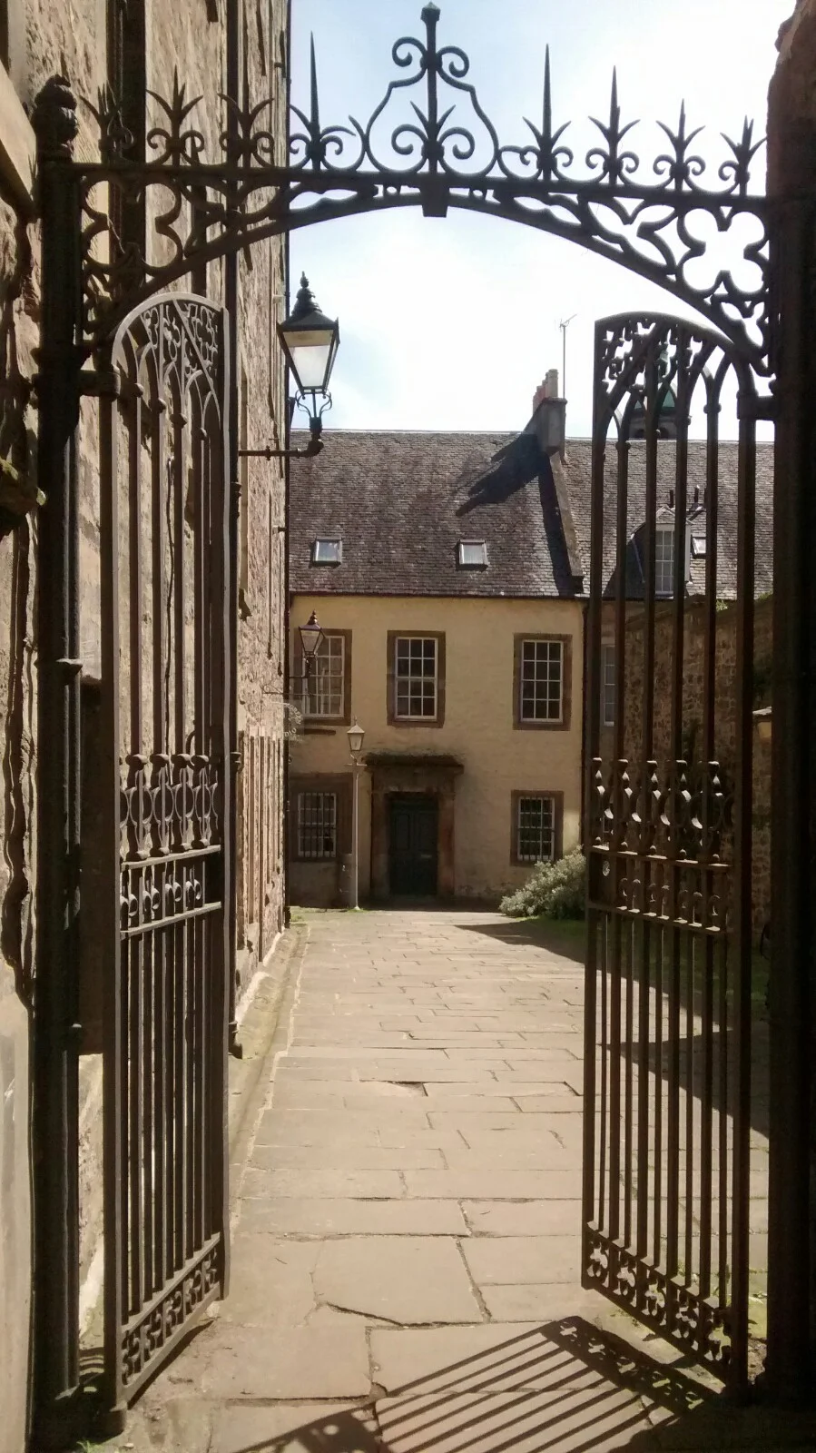 Tweeddale Court in Edinburgh, Scotland - Ask AI | mindtrip