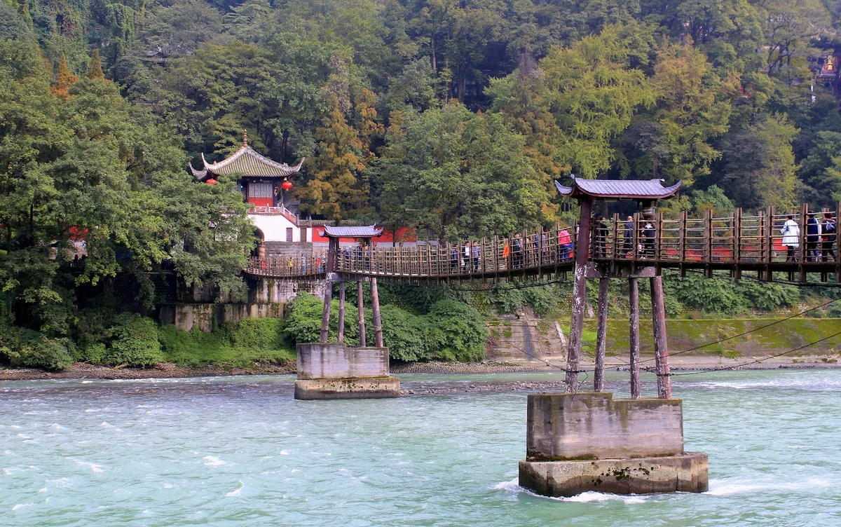 Anlan Bridge in Dujiangyan, Si Chuan Sheng | Ask Anything