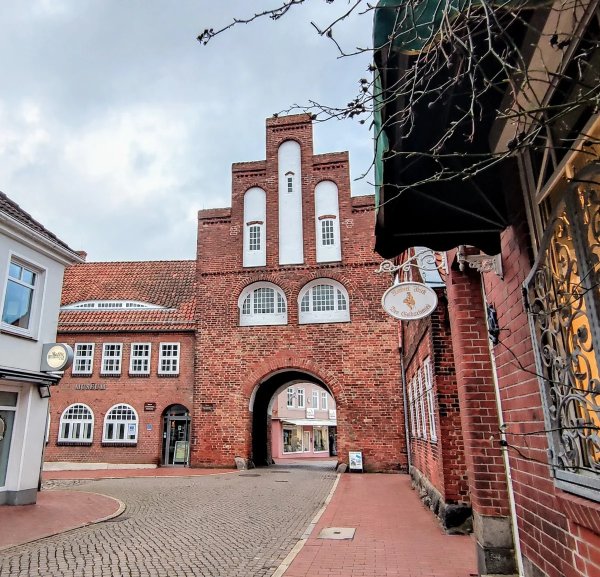 Spannende Stadt In Holstein 5 Buchstaben Bilder