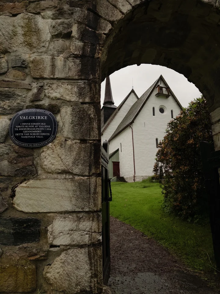 Tingvoll kirke in Tingvollvågen - Ask AI | mindtrip