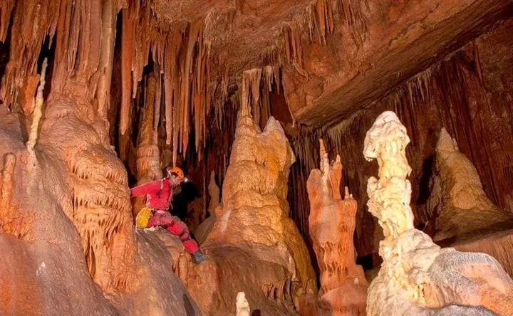 Grotte ain Dhab in Al Waslatiyah | Ask Anything